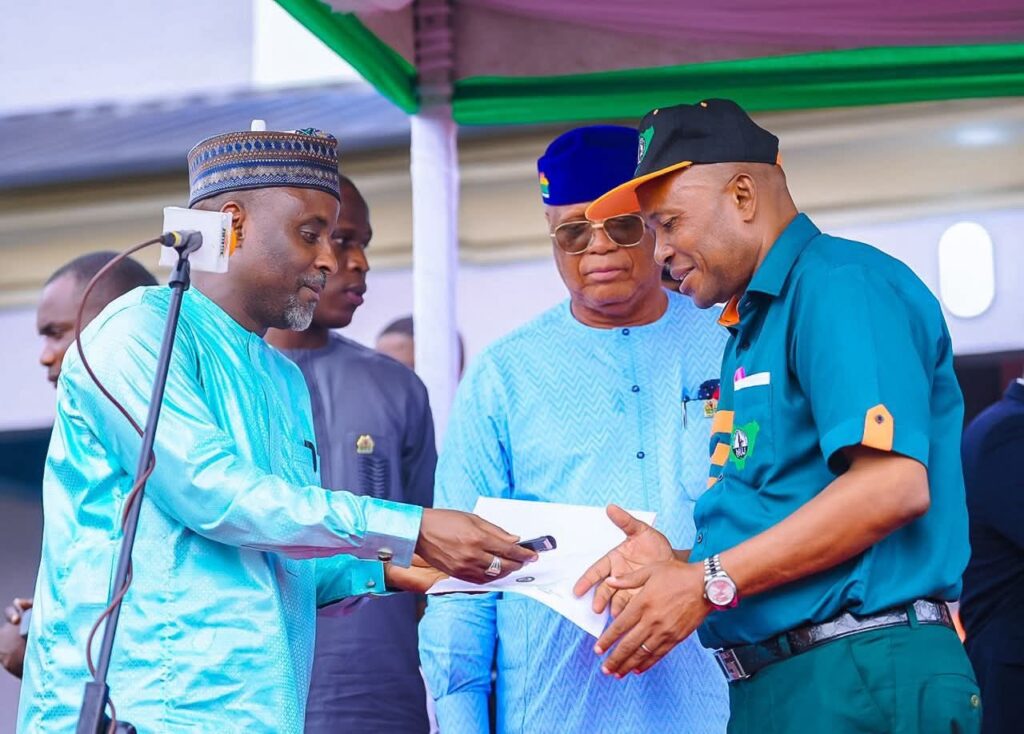 GOV Umo Eno Fulfils Car Gift Promise To Akwa Ibom Council's SWC Members ...